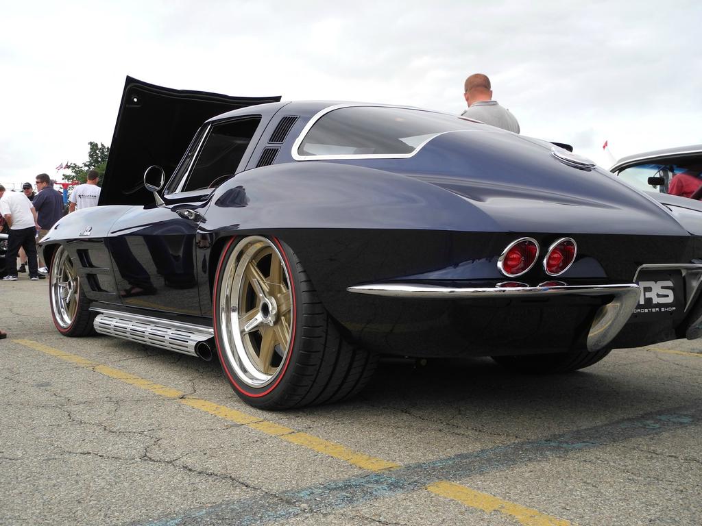 Barry Blomquist's '64 Corvette on Custom One-Off Centerlocking ...