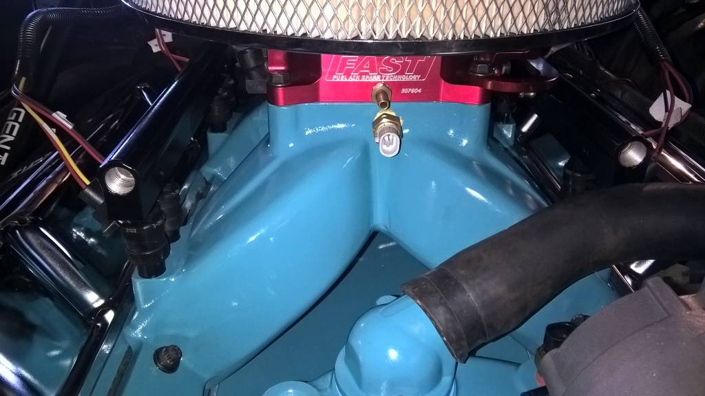 Pontiac Victor EFI Intake with throttle body, injectors and fuel rails.